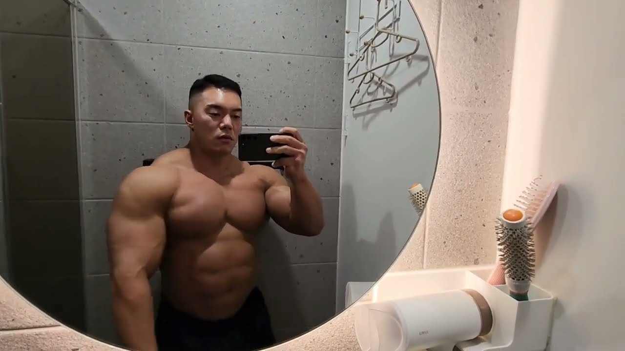 Korean Bodybuilder Muscle Flexing #36