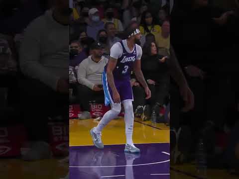 Anthony Davis Gets a Tech For Tying His Shoe 🤯