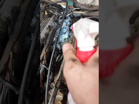Safe and easy engine vacuum leak test