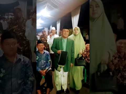 kh. muammar za‼️bersama istrinya