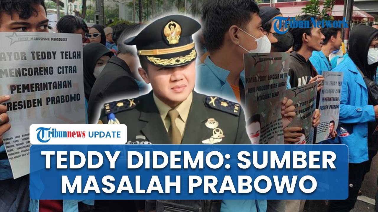 Detik-detik Istana Digeruduk Mahasiswa, Bawa Poster Mayor Teddy: Sumber Masalah & Coreng Prabowo ...