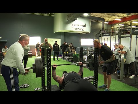 Bench press competition raises money to benefit veterans