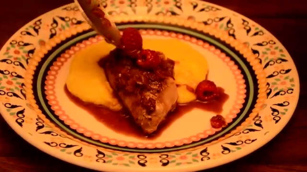 MAGRET DE PATO AO VINHO DO PORTO E FRAMBOESAS COM PURÊ DE MANDIOQUINHA COM QUEIJO DE CABRA