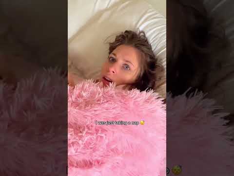 telling my girlfriend she fell ASLEEP for 2 DAYS after NEW YEARS eve š³š¤