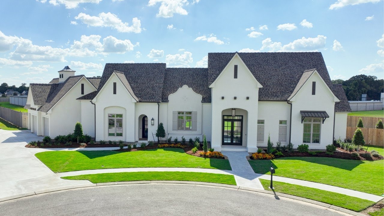 Luxury Living: Mediterranean-Inspired New Construction in Monjardin.