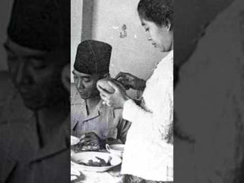 Bu Fatmawati Menyajikan Makanan Untuk Presiden Sukarno #shorts #sejarahindo #sejarahindonesia
