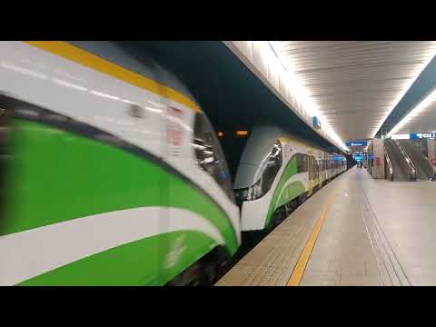EN76-023 + EN76-013 do Modlina odjeżdżają ze stacji Warszawa Centr. 17.04.2025