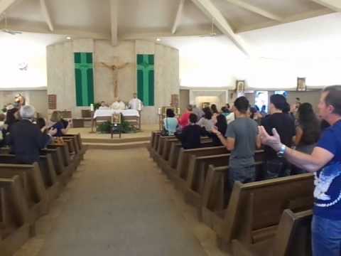 Catholic Spanish Mass singing the Our Father who art in heaven - Padre Nuestro