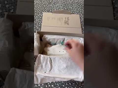 Golden goose unboxing #momvlogger #goldengoose #shoes #unboxing