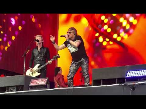 Watch Guns N’ Roses’ Axl Rose Fall Onstage During London, England Show ...