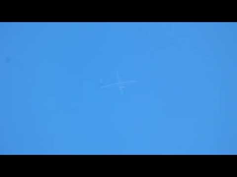 A descending Porter Airlines De-Havilland Canada Dash 8-Q400 flying overhead while heading to Newark