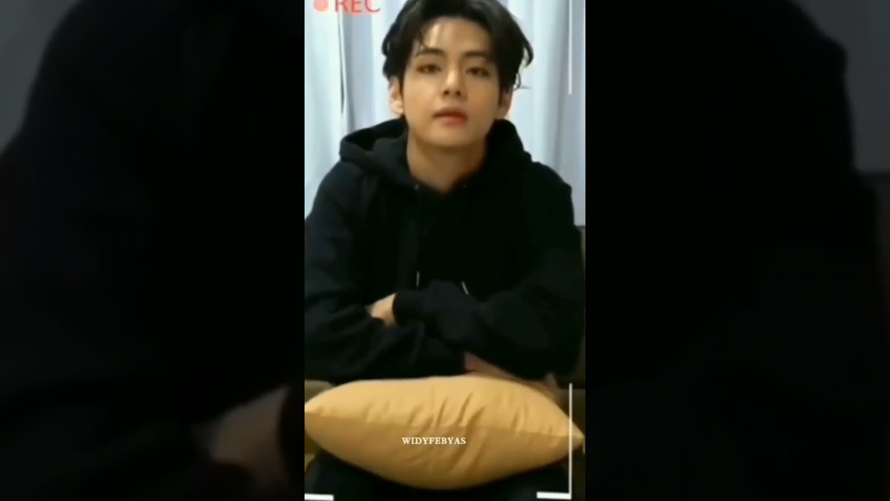 taehyung in black hoodie, this is peak boyfriend material behavior 💜