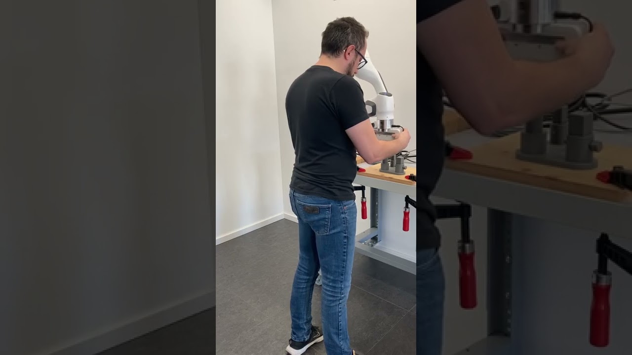 Collaborative assembly task exploiting AI-based interaction controller