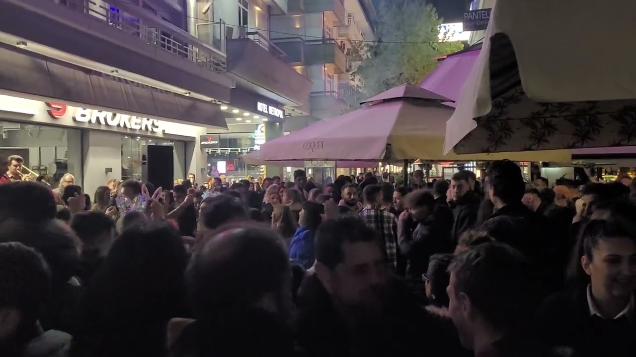 Νύχτωσε κι ακόμη το γλεντάνε οι Λαρισαίοι – Απέραντο γλέντι στο κέντρο ...