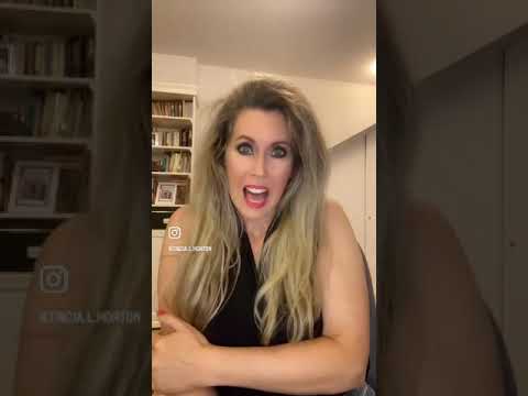 How to say I'm hungry or thirsty in English? En español es TENER #english #espanhol #hechoencasa