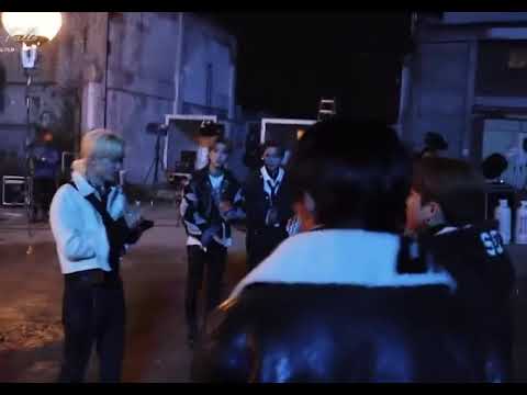 Stray kids members and staff surprise Lee Know with a birthday cake🎂.#straykids #leeknow