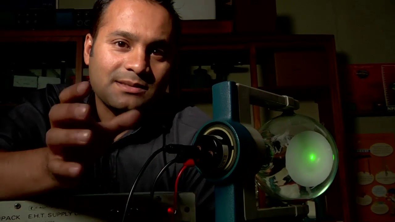 Using an electron diffraction tube