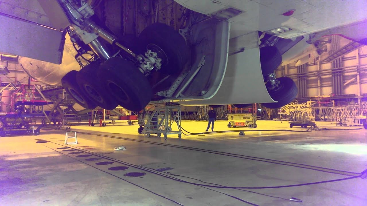 KLM Boeing 777 gear swing