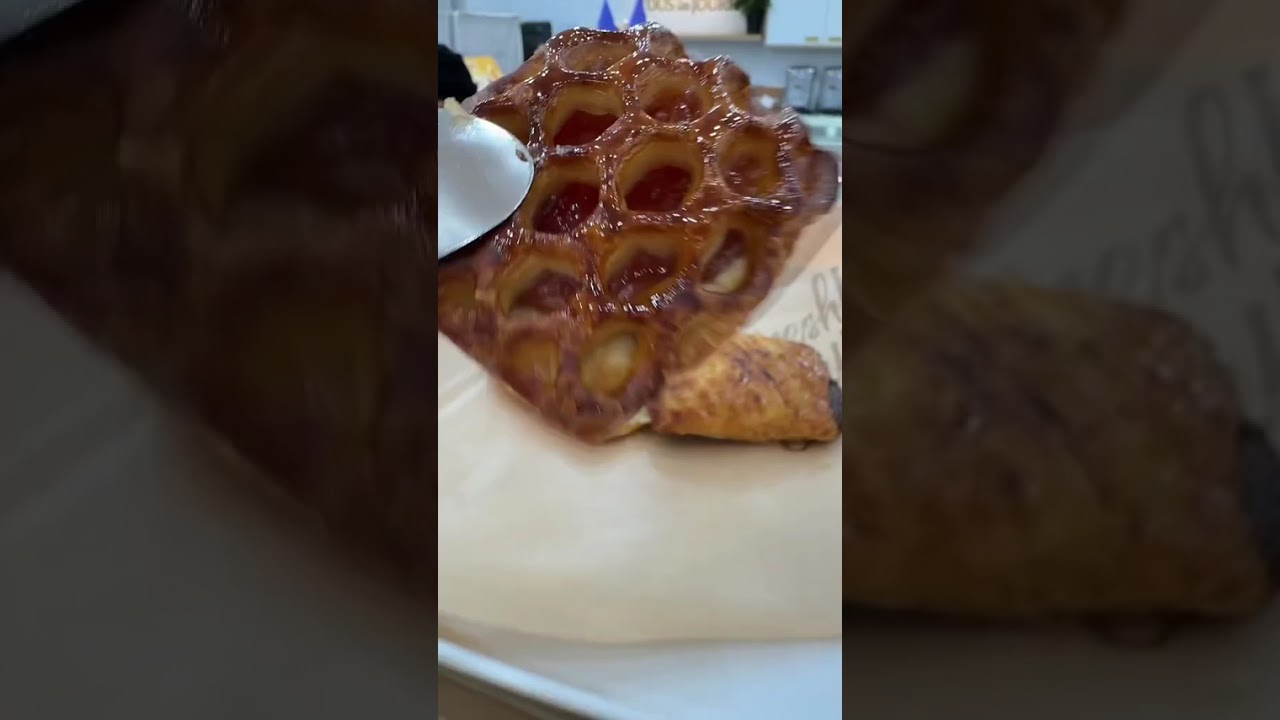 Tous les Jours is a South Korean bakery franchise that is... #Shorts #jennaheats