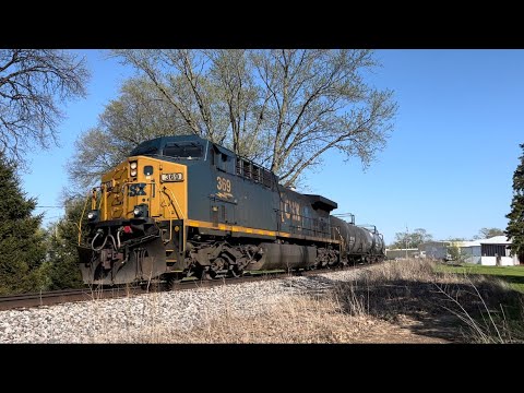 CSX M644 w/ CSX 369 pulling a short train through Rensselaer, Indiana