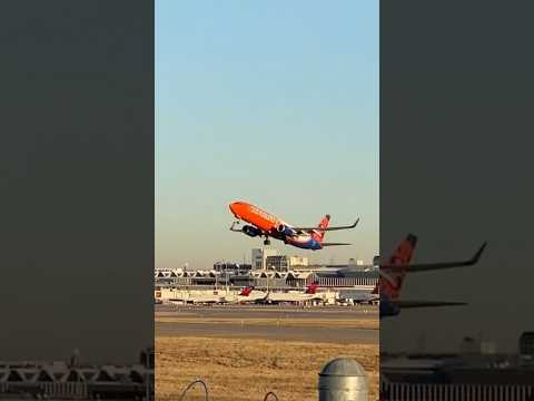 Sun Country 737 early takeoff at MSP Airport