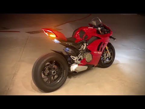 NEW Ducati Panigale V4s Walkaround!