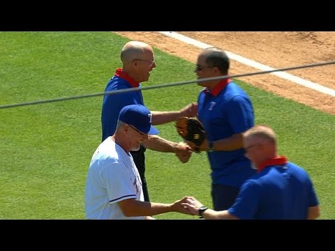 SEA@TEX: Grieve, Jones throw ceremonial first piches