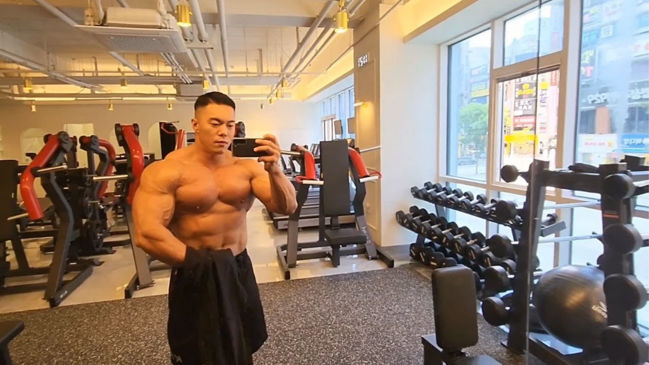 Korean Bodybuilder Muscle Flexing #19