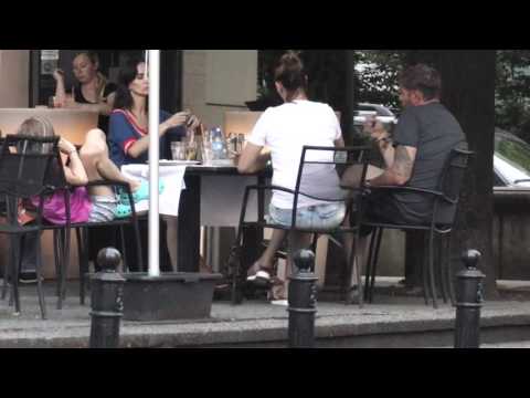 Obrażeni (?) Karolak i Viola w restauracji…