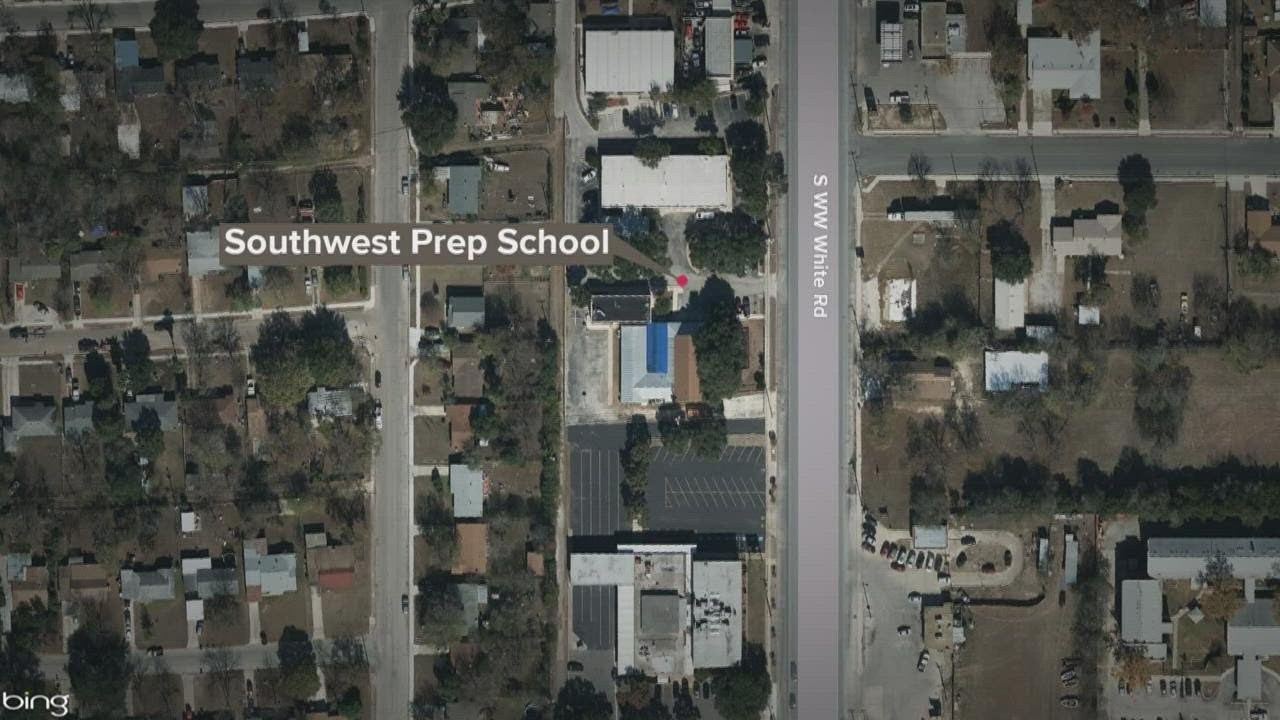 Parent arrested, charged with making terroristic threats to school and group of students