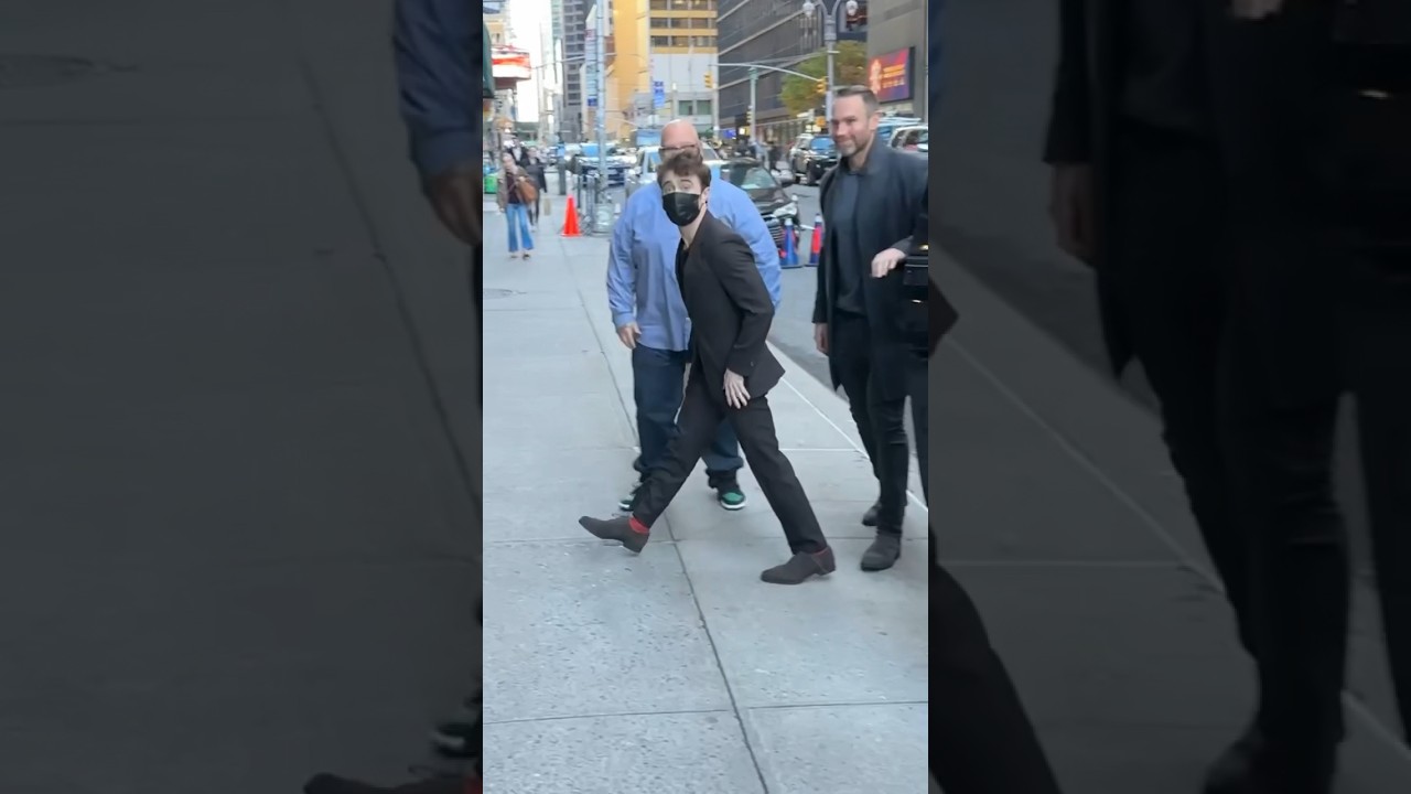Daniel Radcliffe rushes into the Late Show with Stephen Colbert masked up #danielradcliffe