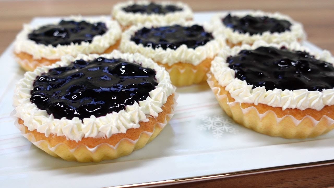 Mini Cakes with Bilberry Sauce  ビルベリーソースのミニケーキ
