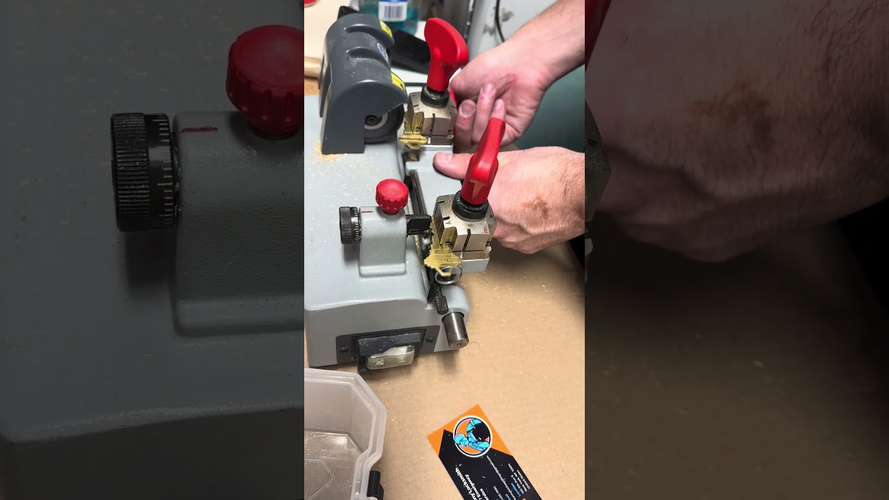 How to cut a regular key using a cutting machine