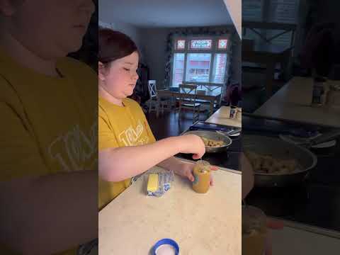 Alyssa makes garlic butter chicken with Lee’s help😋