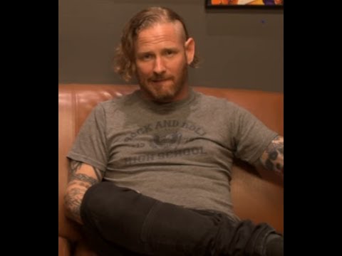 Vocalist Corey Taylor reveals his favorite Slipknot mask...!