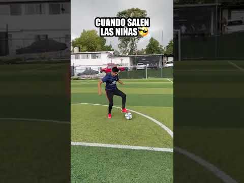 JUGANDO FUTBOL EN LA ESCUELA ⚽️🏫👧🏻