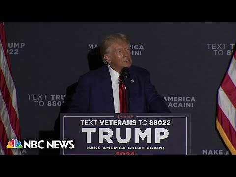 Trump mocks Christie's weight, eating habits