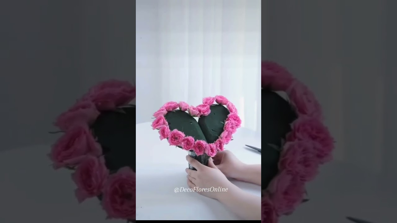 Mira como hacemos este hermoso arreglo floral en forma de corazón 💓  #arreglosflorales #shorts