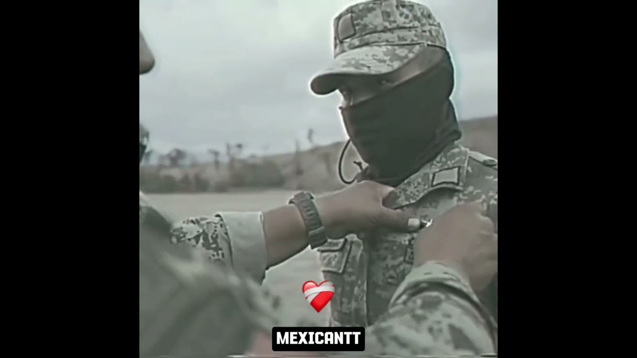 Special forces soldier receiving bat badge for completing his training🇲🇽