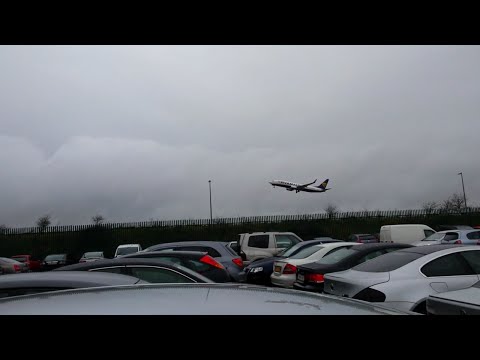 Blue Car Park Dublin. Bliski start samolotu Ryanair.