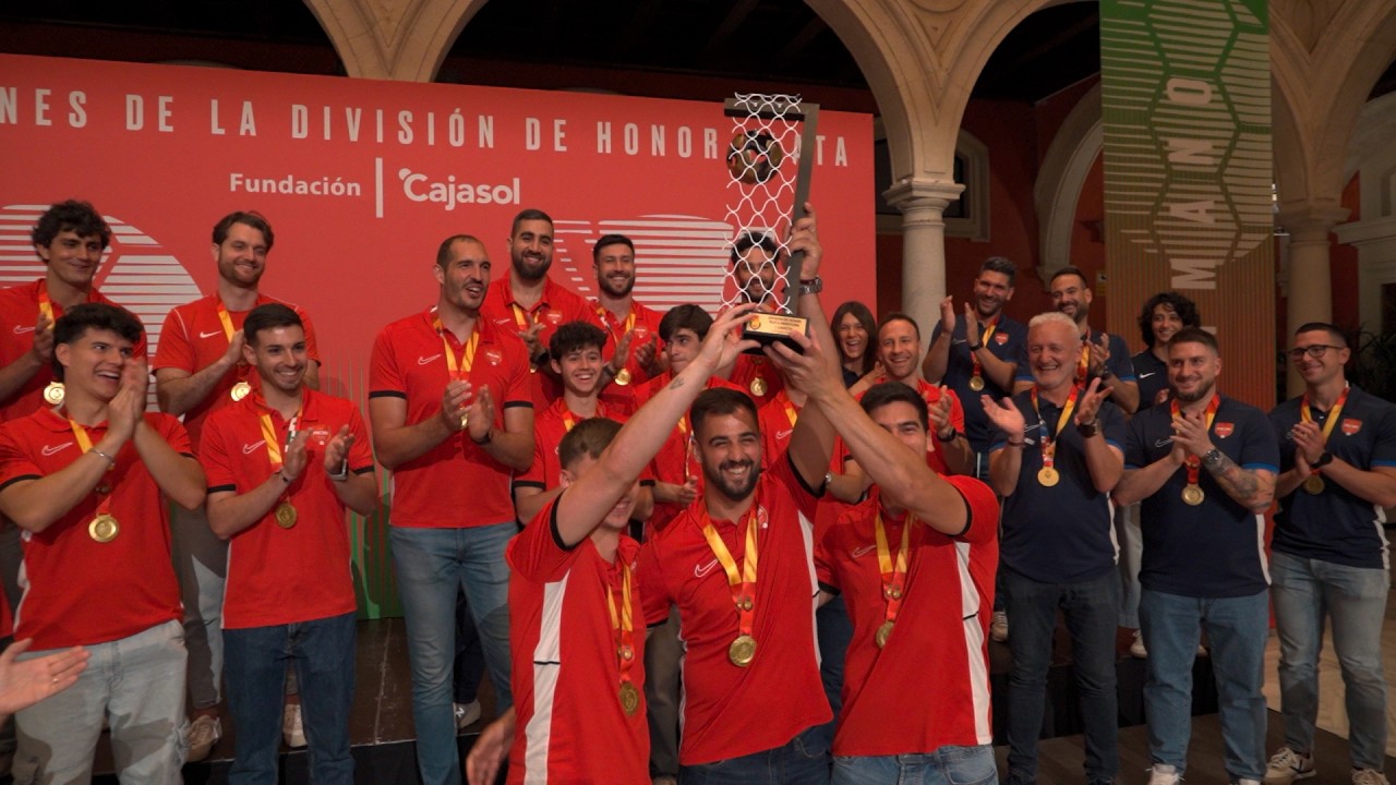 La RFEBM entrega el trofeo de campeón al Cajasol Sevilla BM Proin, que ...