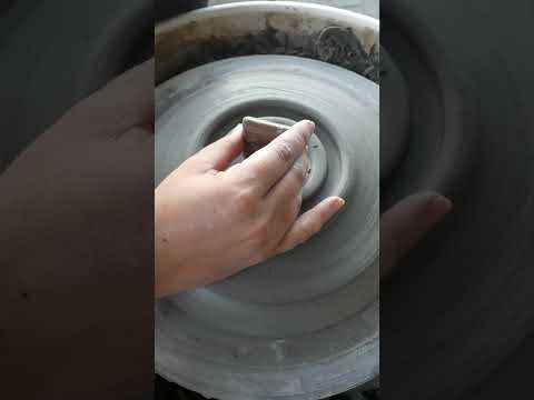 Sellando pieza de cerámica