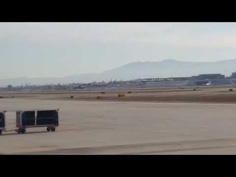 Southwest Airlines Boeing 737 landing at San José Mineta International Airport