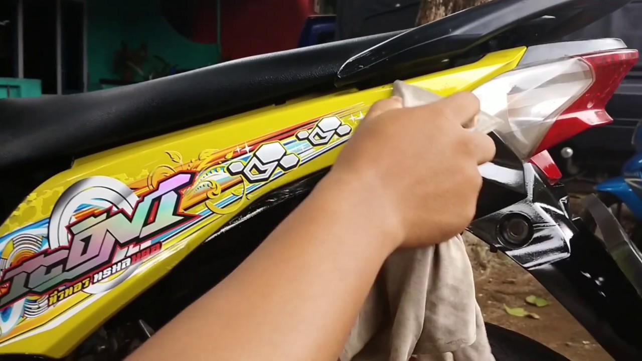 Pemasangan striping transparan hologram Beat FI