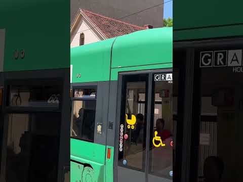 Graz Leonhardplatz Straßenbahn Passagiere Österreich #tram #graz #austria #driving#peaple