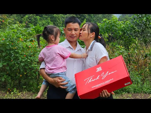 After the Trip: Wife Sells Peanuts at Market โ Husband Surprises Her With a Gift From Work