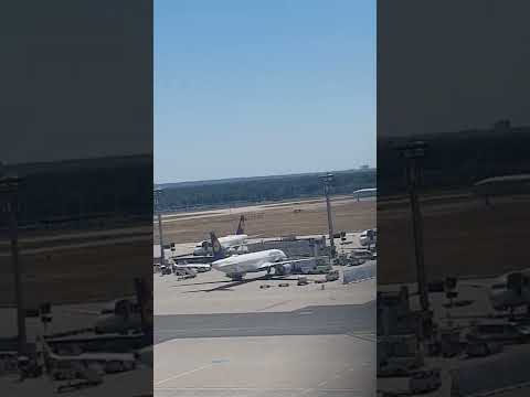 ICAO CODE: EDDF Frankfurt am Main Airport Flughafen Vorfeld Icelandair B757-200
