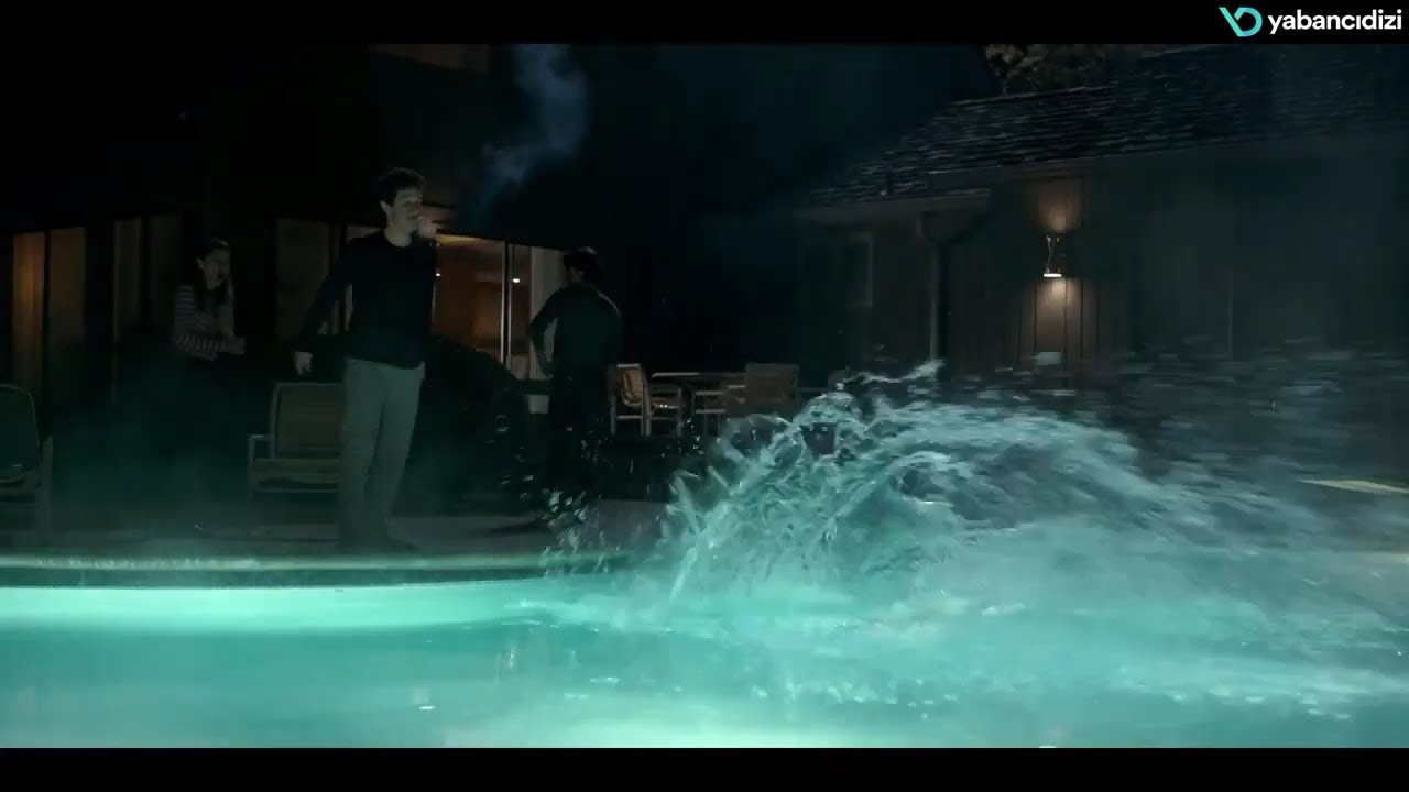 Nancy and Steve pool party scene S01E02