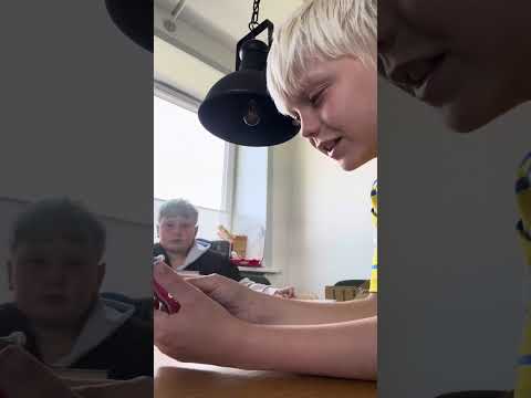 Viser nogle tricks på finger board (vores første video)