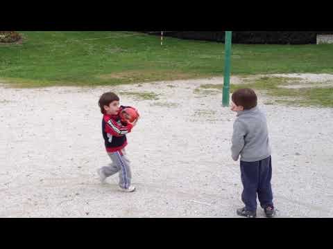 Little kids arguing in Italian: "Tu sei piccolo, me sei grande!"